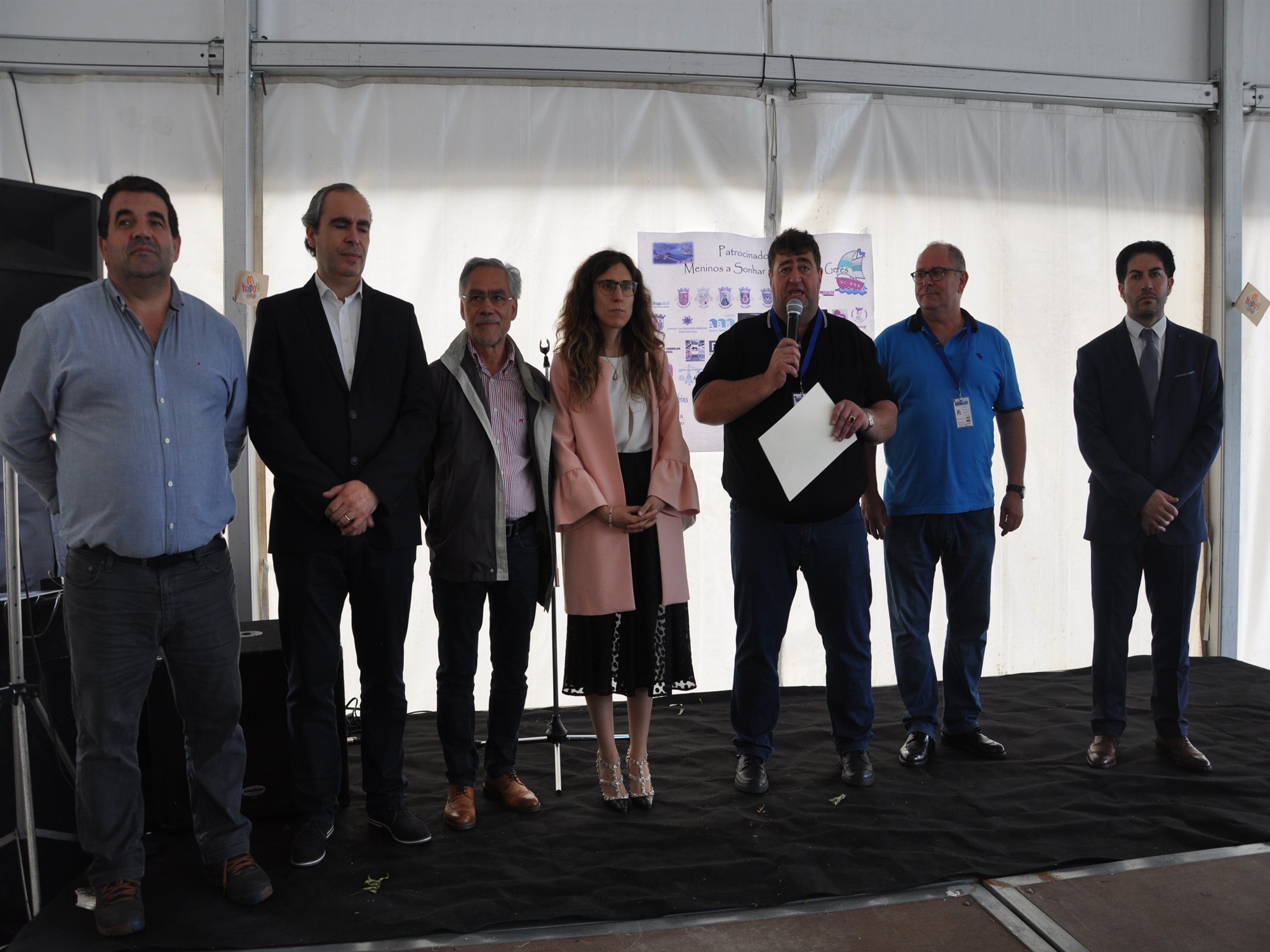 Os Minhotos de Clichy: Associação baptizou 470 crianças nas águas do ...